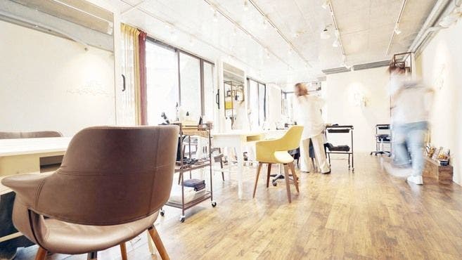 【面貸し・フリーランス】浦和駅徒歩5分のミラーレンタル/白を基調としたおしゃれな内装/落ち着いた美容室の写真1