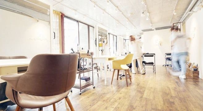 【面貸し・フリーランス】浦和駅徒歩5分のミラーレンタル/白を基調としたおしゃれな内装/落ち着いた美容室