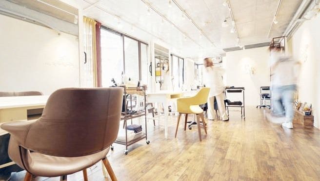 【面貸し・フリーランス】浦和駅徒歩5分のミラーレンタル/白を基調としたおしゃれな内装/落ち着いた美容室の写真1