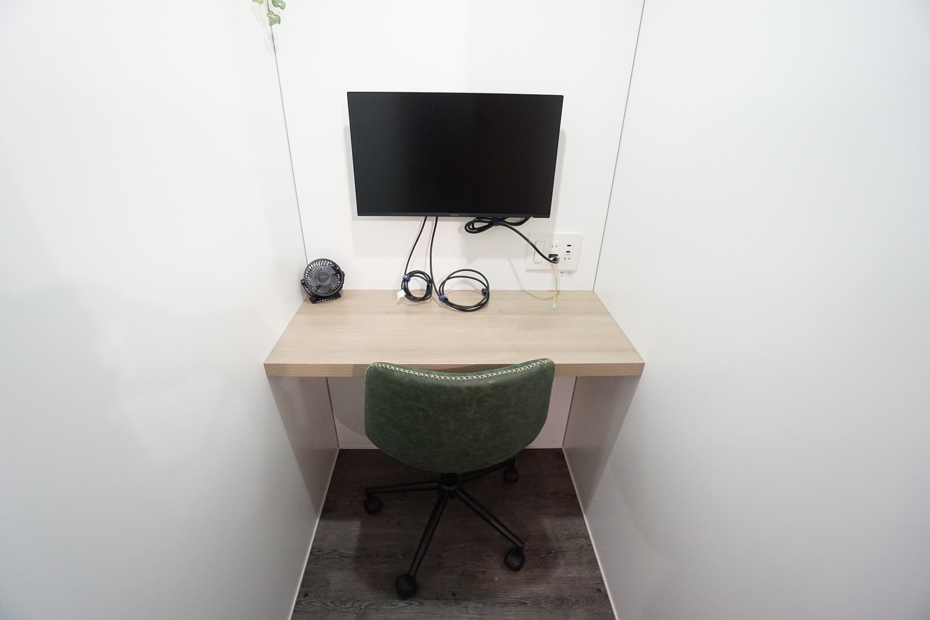 ＜SoloWork中目黒駅前No.5＞駅徒歩1分🚃完全個室🚪光Wi-Fi📶電源🔌テレワーク/ZOOM/面接/自習/作業の写真2