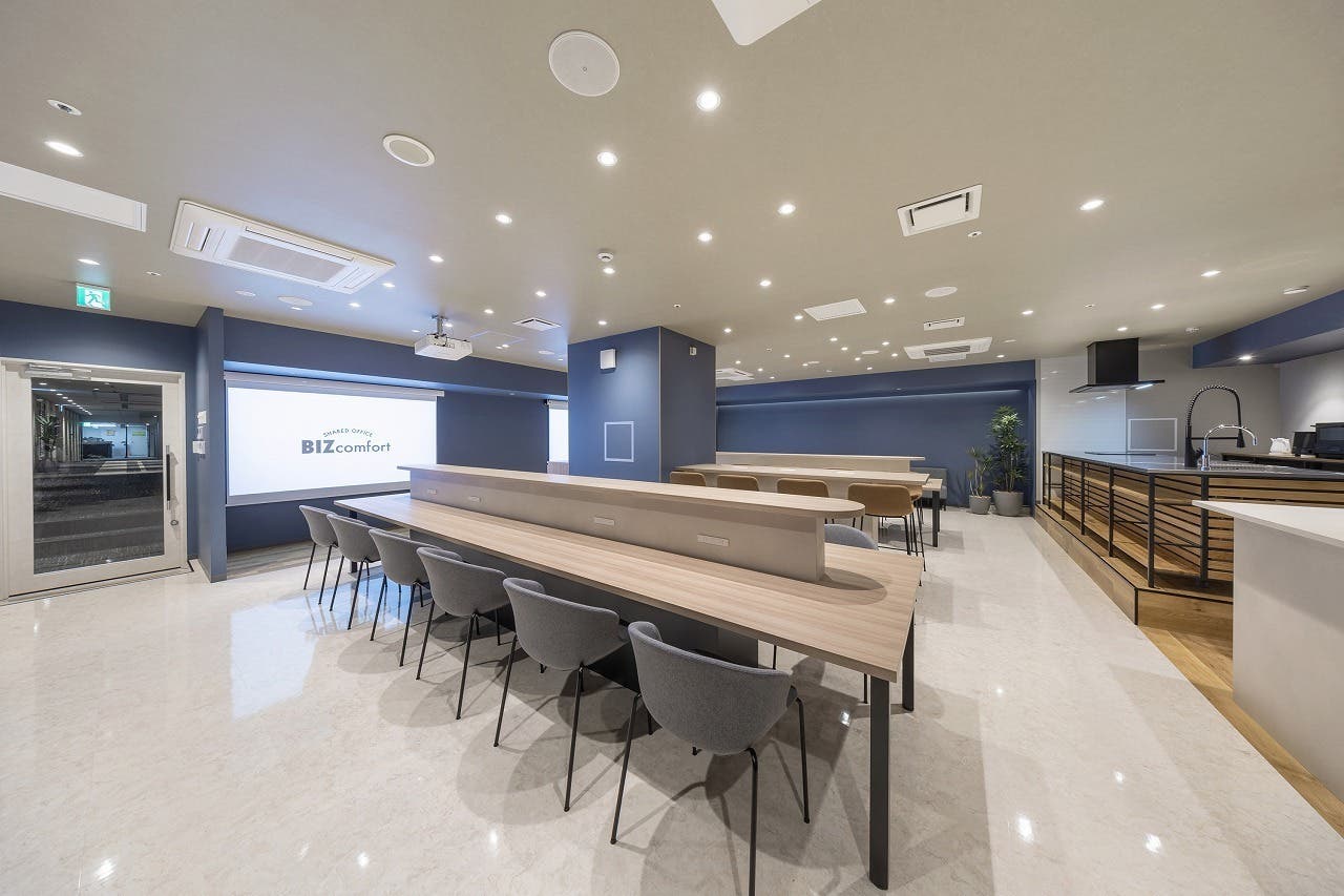 【北浜駅徒歩4分】最大50名｜オープンキッチン付きイベントスペース｜大型スクリーン3台完備｜セミナー・懇親会にの写真1