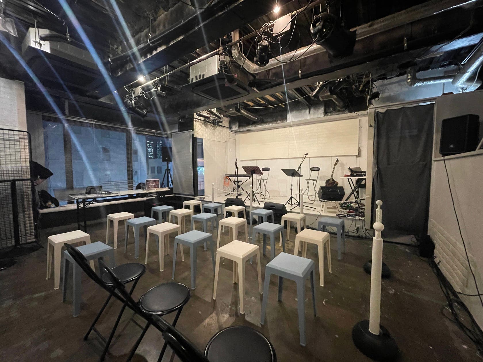 JR新大久保駅から徒歩2分のライブハウス/カフェイベントも可の写真1