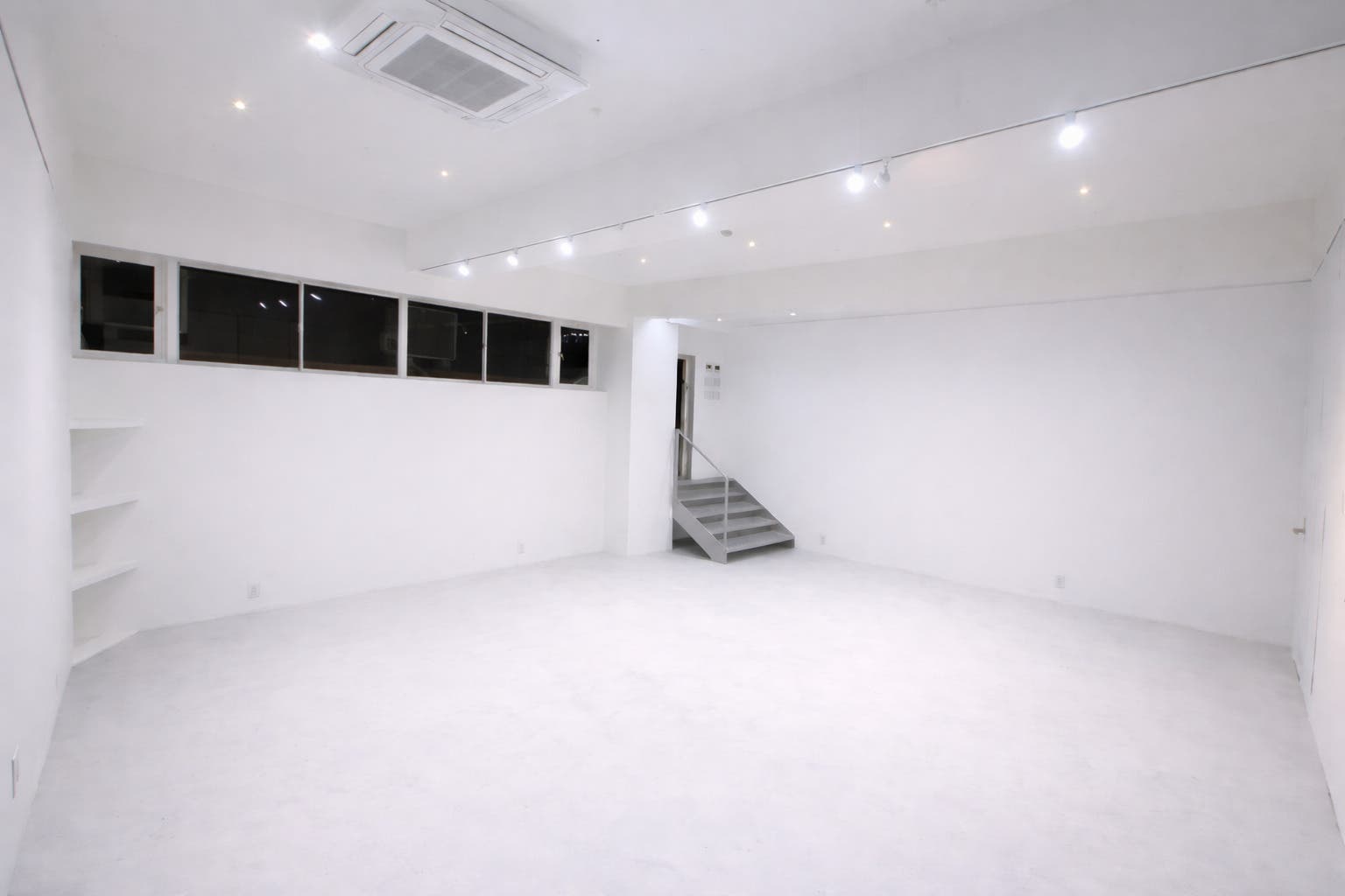 南青山・表参道駅徒歩3分／白を基調とした天井高のギャラリースペースの写真1
