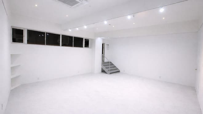 南青山・表参道駅徒歩3分/白を基調とした天井高のギャラリースペースの写真1