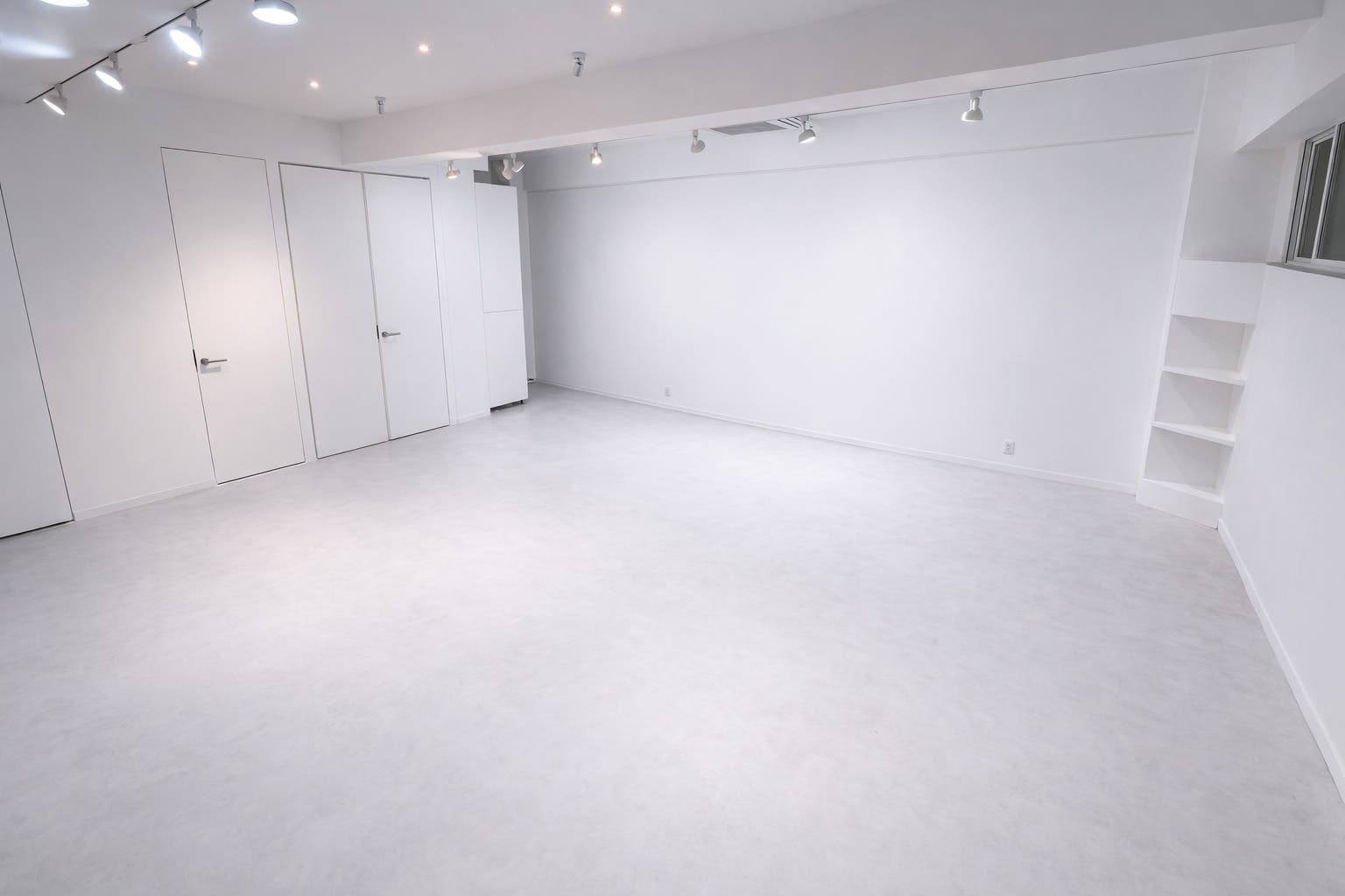 南青山・表参道駅徒歩3分／白を基調とした天井高のギャラリースペースの写真2