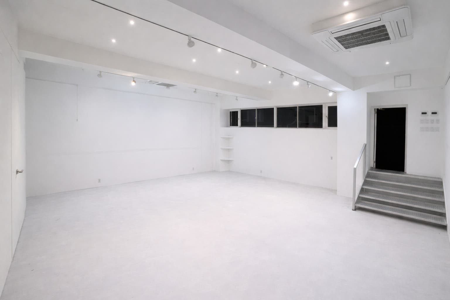 南青山・表参道駅徒歩3分／白を基調とした天井高のギャラリースペースの写真3