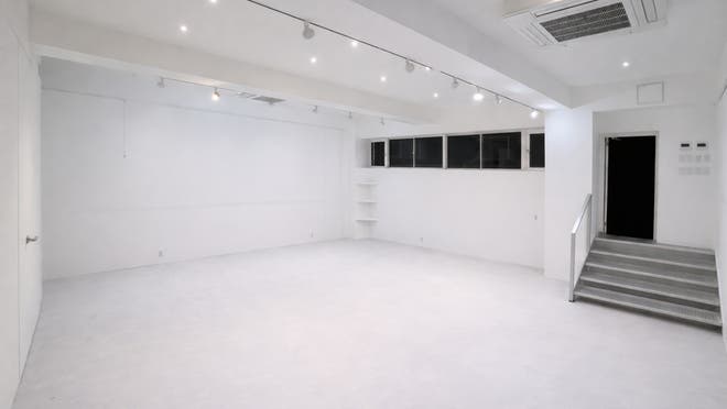 南青山・表参道駅徒歩3分/白を基調とした天井高のギャラリースペースの写真3