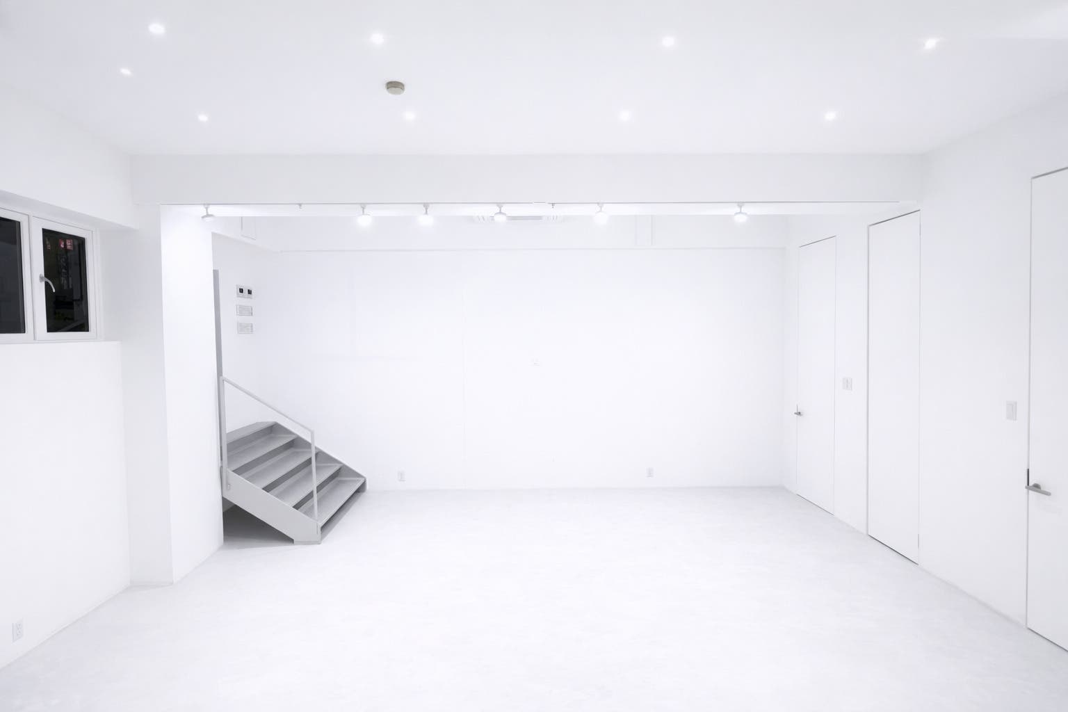 南青山・表参道駅徒歩3分／白を基調とした天井高のギャラリースペースの写真4