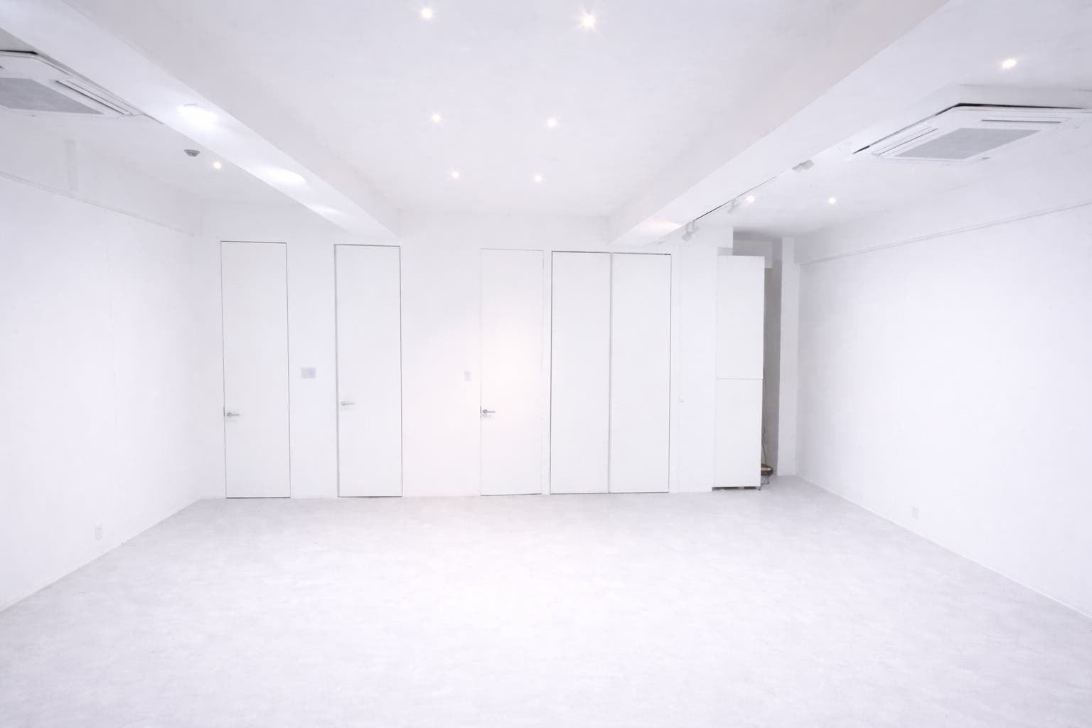 南青山・表参道駅徒歩3分／白を基調とした天井高のギャラリースペースの写真5