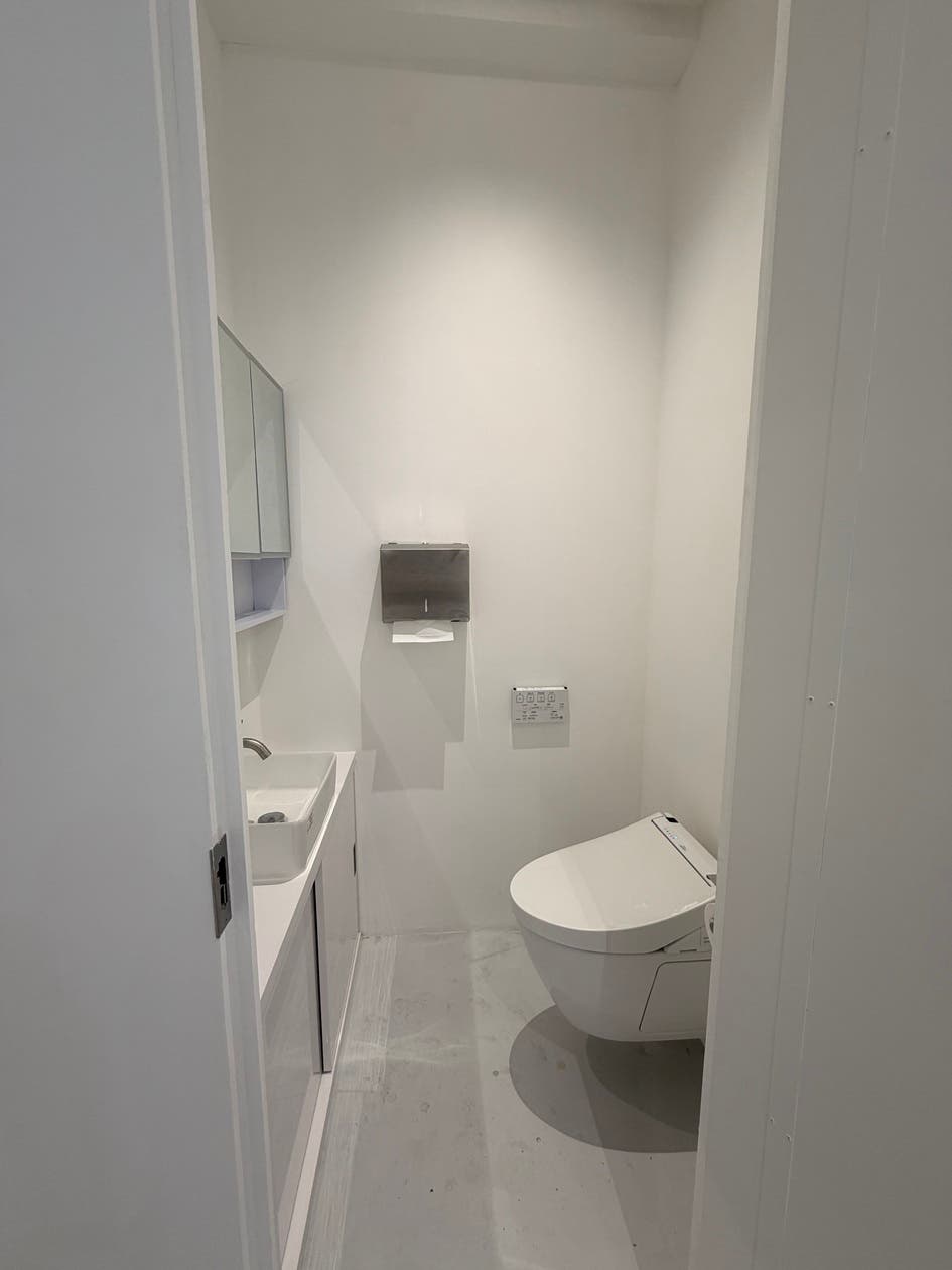 南青山・表参道駅徒歩3分／白を基調とした天井高のギャラリースペースの写真7