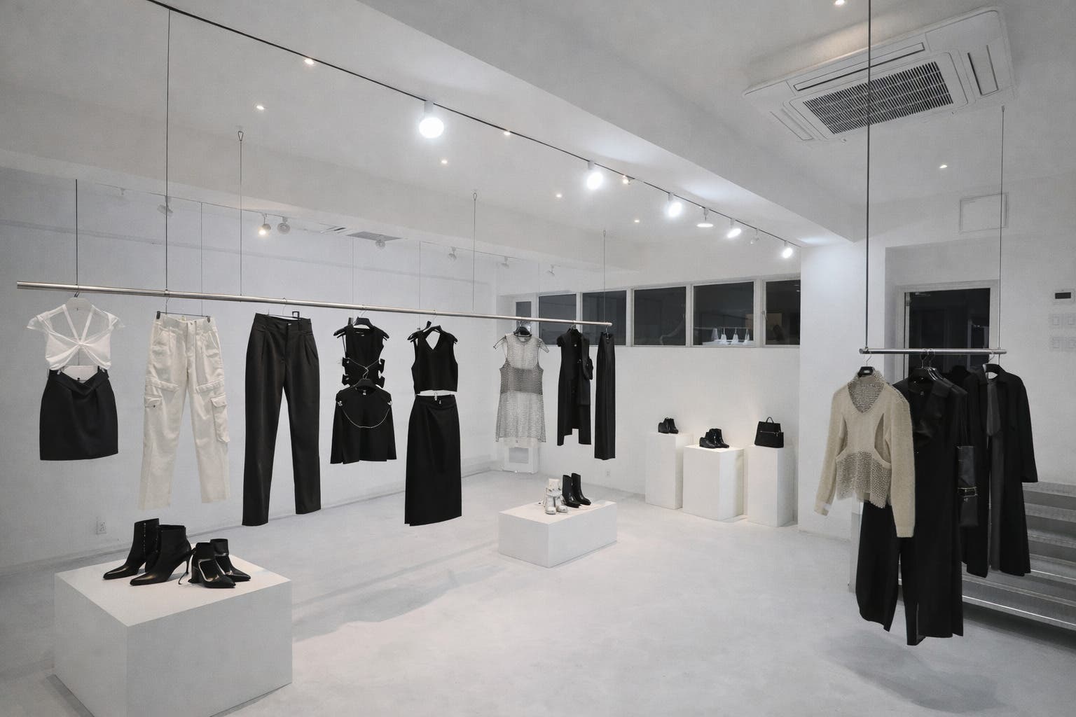 南青山・表参道駅徒歩3分／白を基調とした天井高のギャラリースペースの写真10