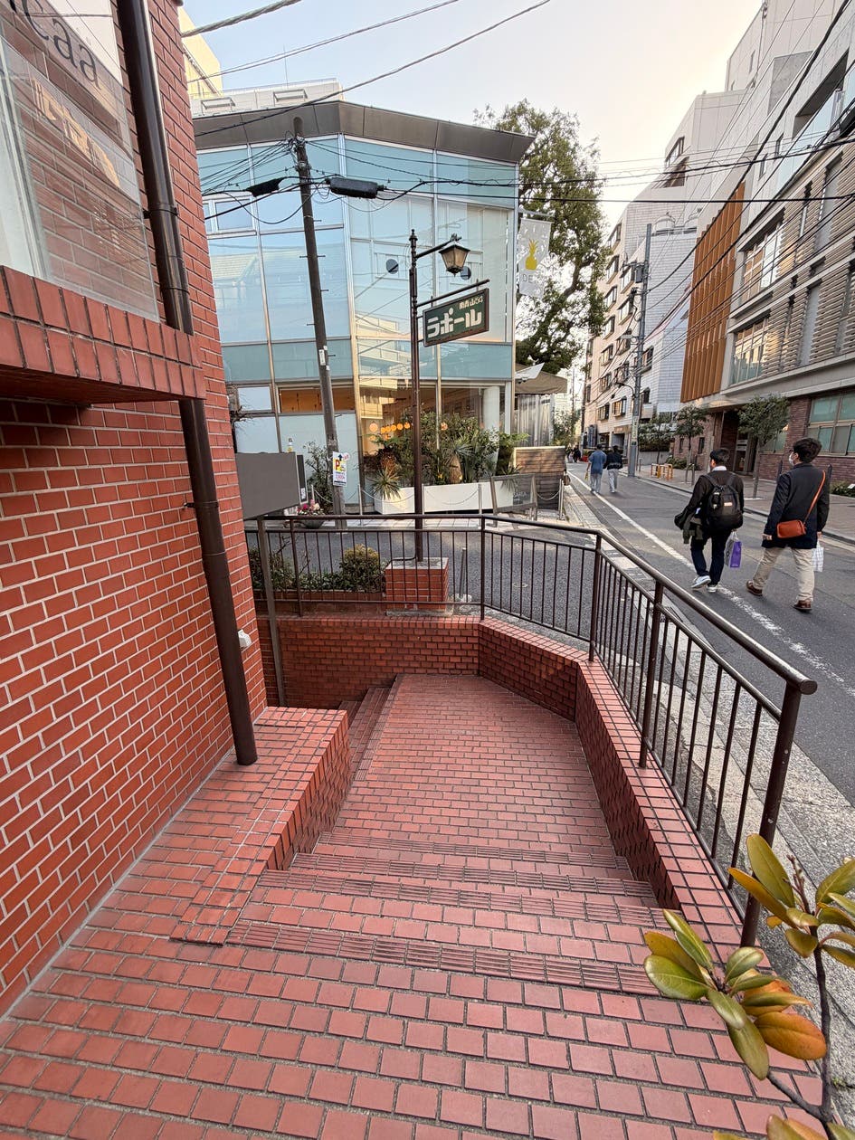 南青山・表参道駅徒歩3分／白を基調とした天井高のギャラリースペースの写真18