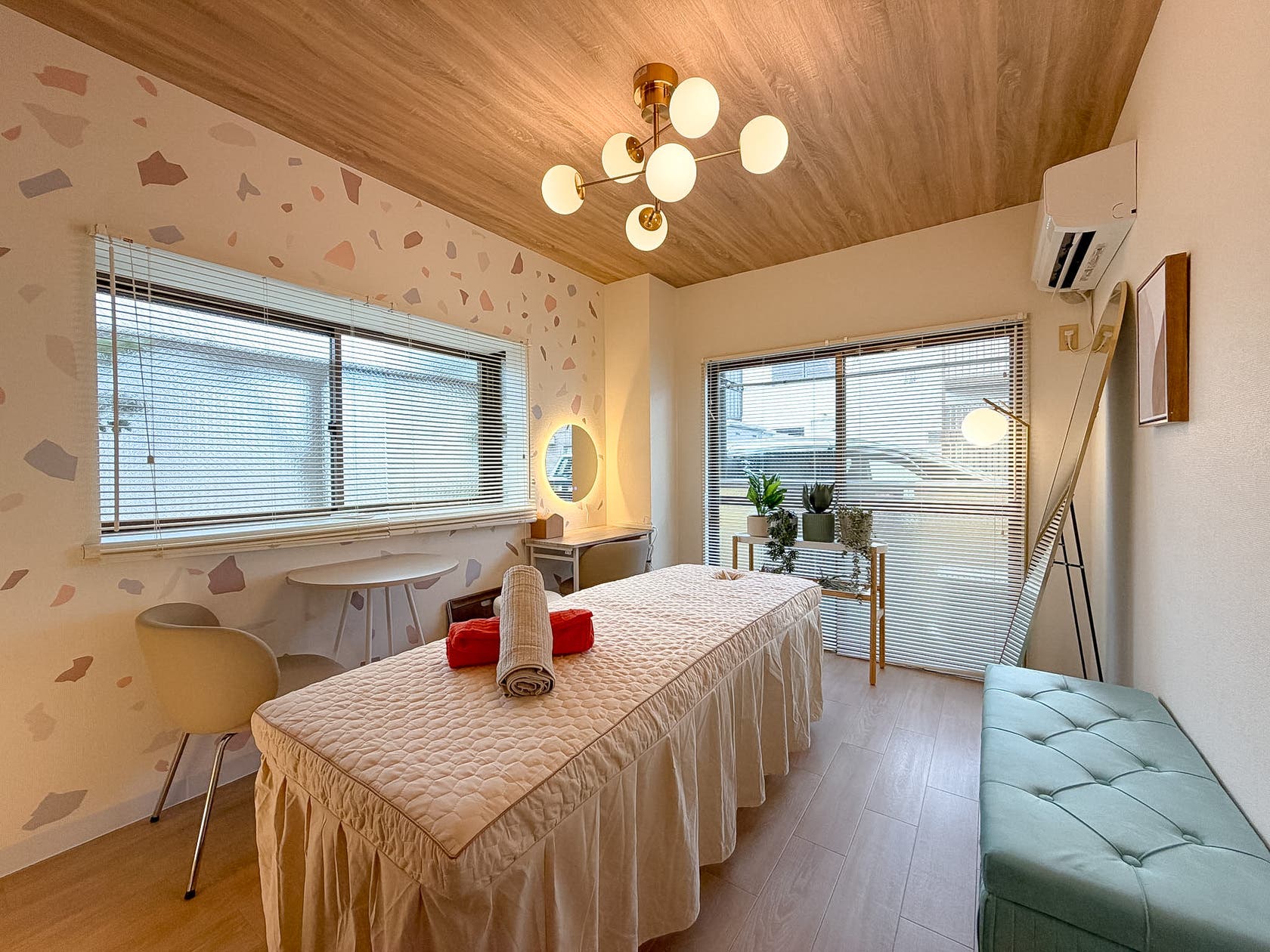 平塚レンタルサロン｜無料駐車場＆駐輪場｜施術ベッド・ヨガ可｜明るい角部屋｜心と身体を整えるの写真3