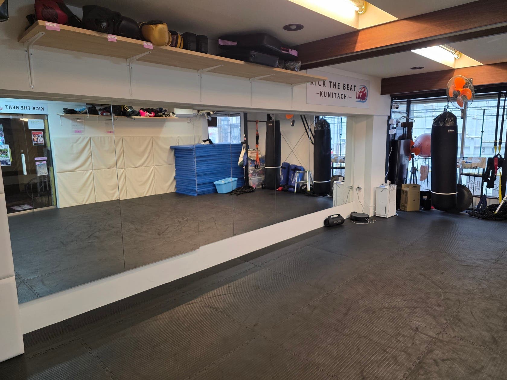 国立駅徒歩4分　30坪の広々レンタルジム鏡・マット完備の写真1