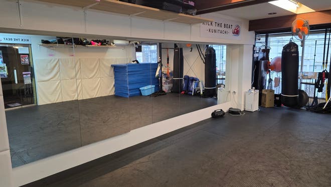 国立駅徒歩4分 30坪の広々レンタルジム鏡・マット完備の写真1