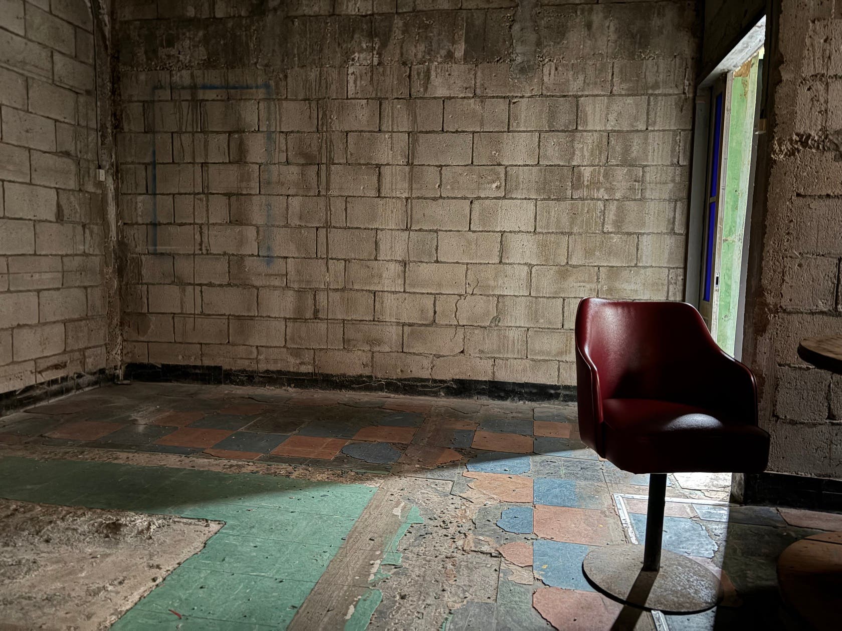 【沖縄市コザ】Aサインバーの面影残る準廃墟。MV・アパレル・ポートレート撮影に『約束の場末』の写真2