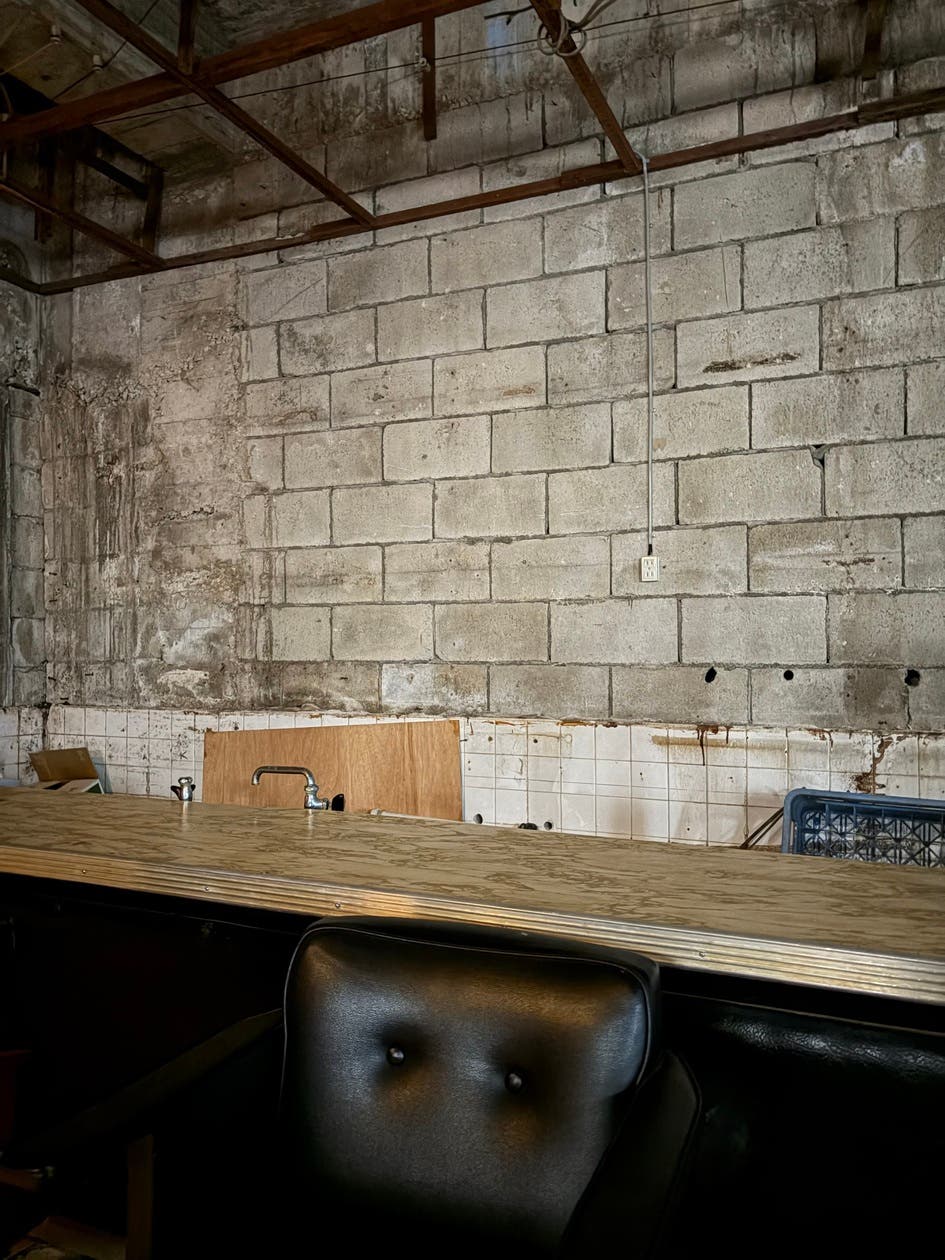 【沖縄市コザ】Aサインバーの面影残る準廃墟。MV・アパレル・ポートレート撮影に『約束の場末』の写真3