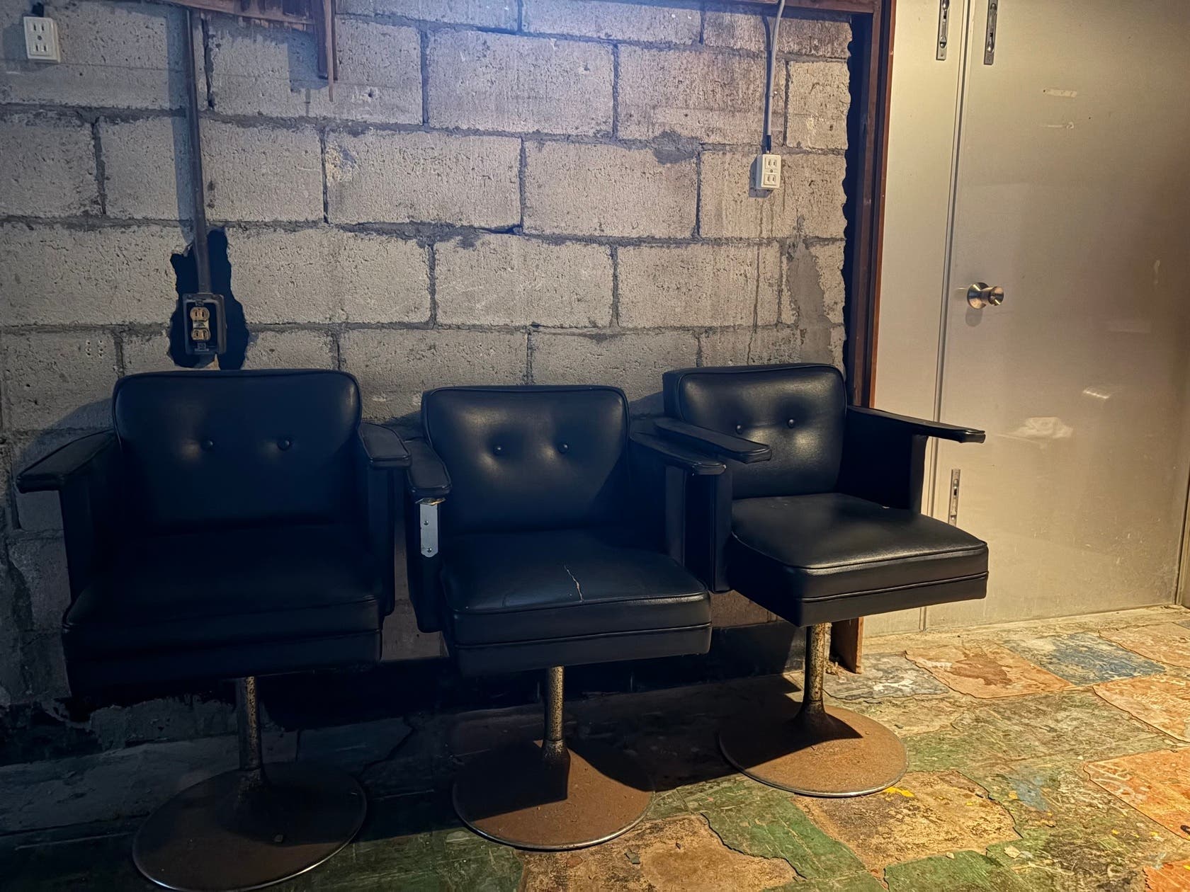 【沖縄市コザ】Aサインバーの面影残る準廃墟。MV・アパレル・ポートレート撮影に『約束の場末』の写真4