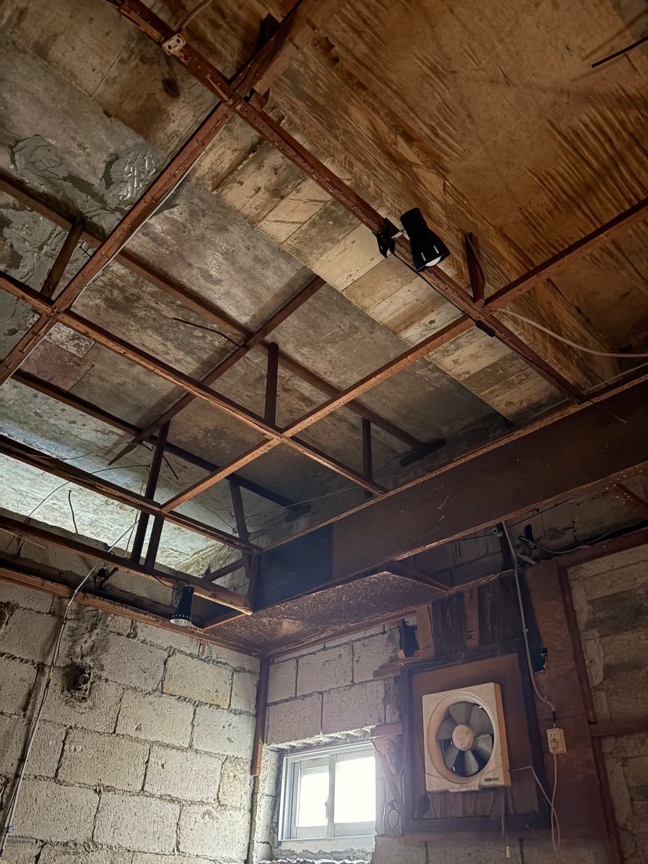 【沖縄市コザ】Aサインバーの面影残る準廃墟。MV・アパレル・ポートレート撮影に『約束の場末』の写真5