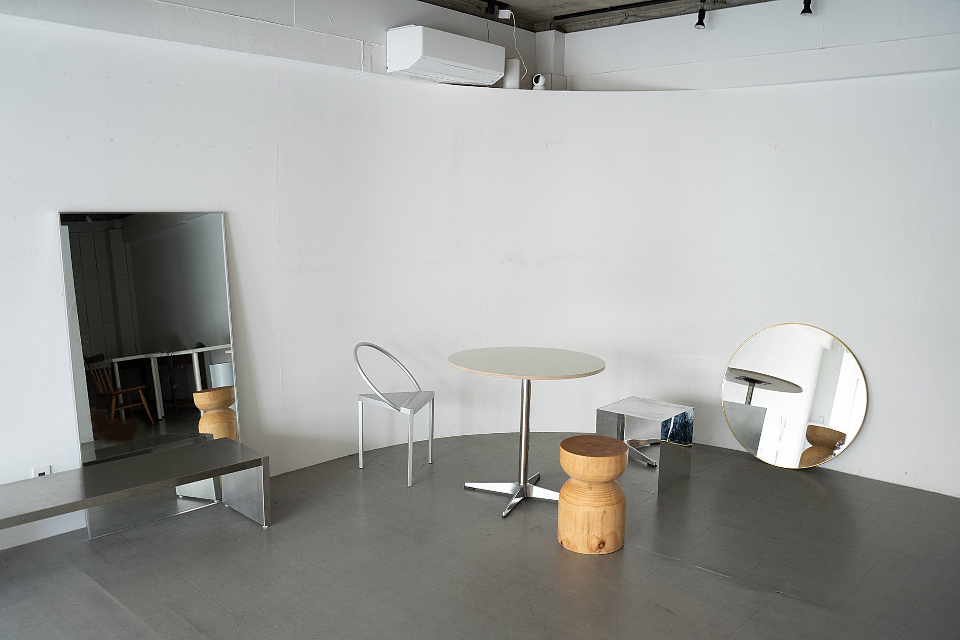 渋谷駅B1出口から4分CLspace白とグレーを基調にしたギャラリースタジオの写真1