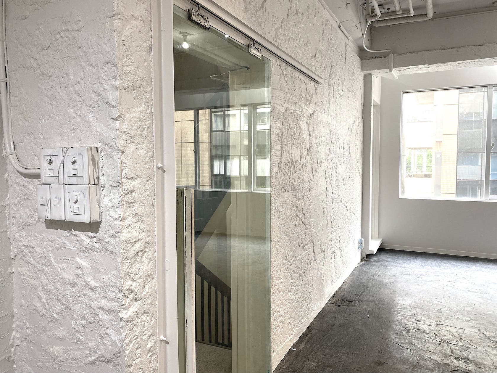 渋谷駅B1出口から4分QFgallery白壁のギャラリースタジオの写真2