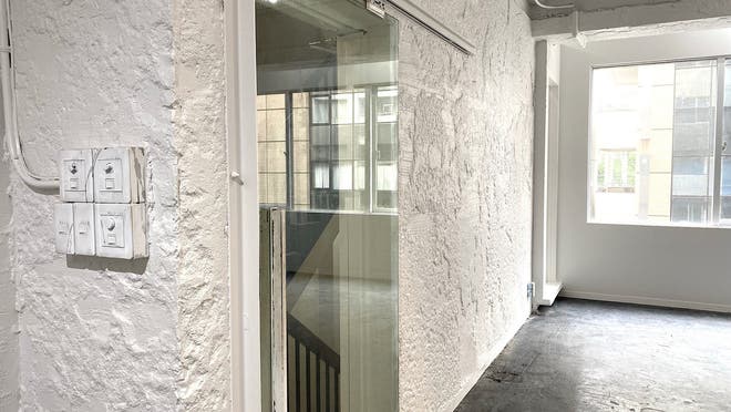 渋谷駅B1出口から4分QFgallery白壁のギャラリースタジオの写真2