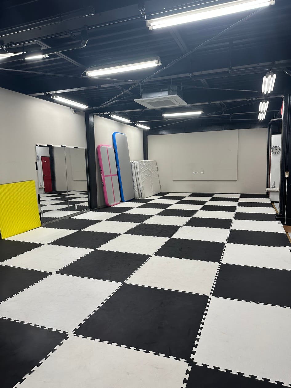 綾瀬駅徒歩10分。床が跳ねるマットのアクロバットジムの写真1