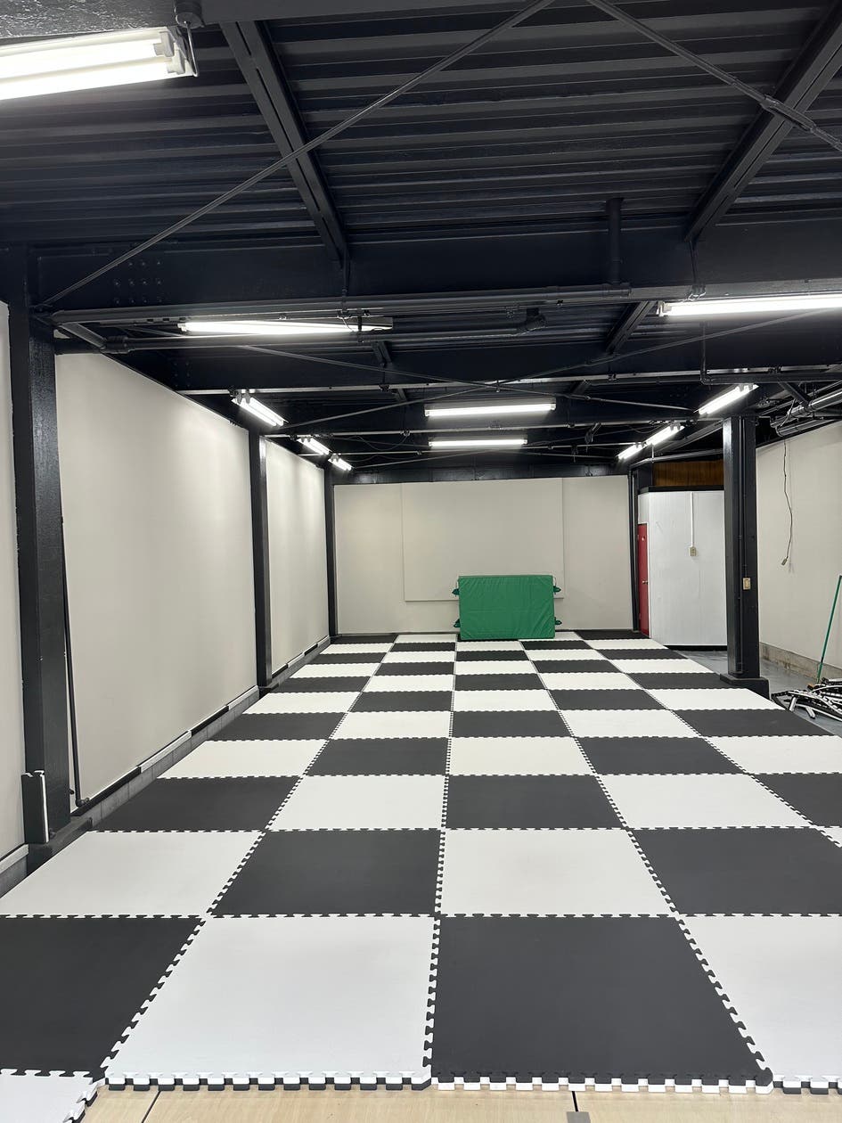 綾瀬駅徒歩10分。床が跳ねるマットのアクロバットジムの写真2