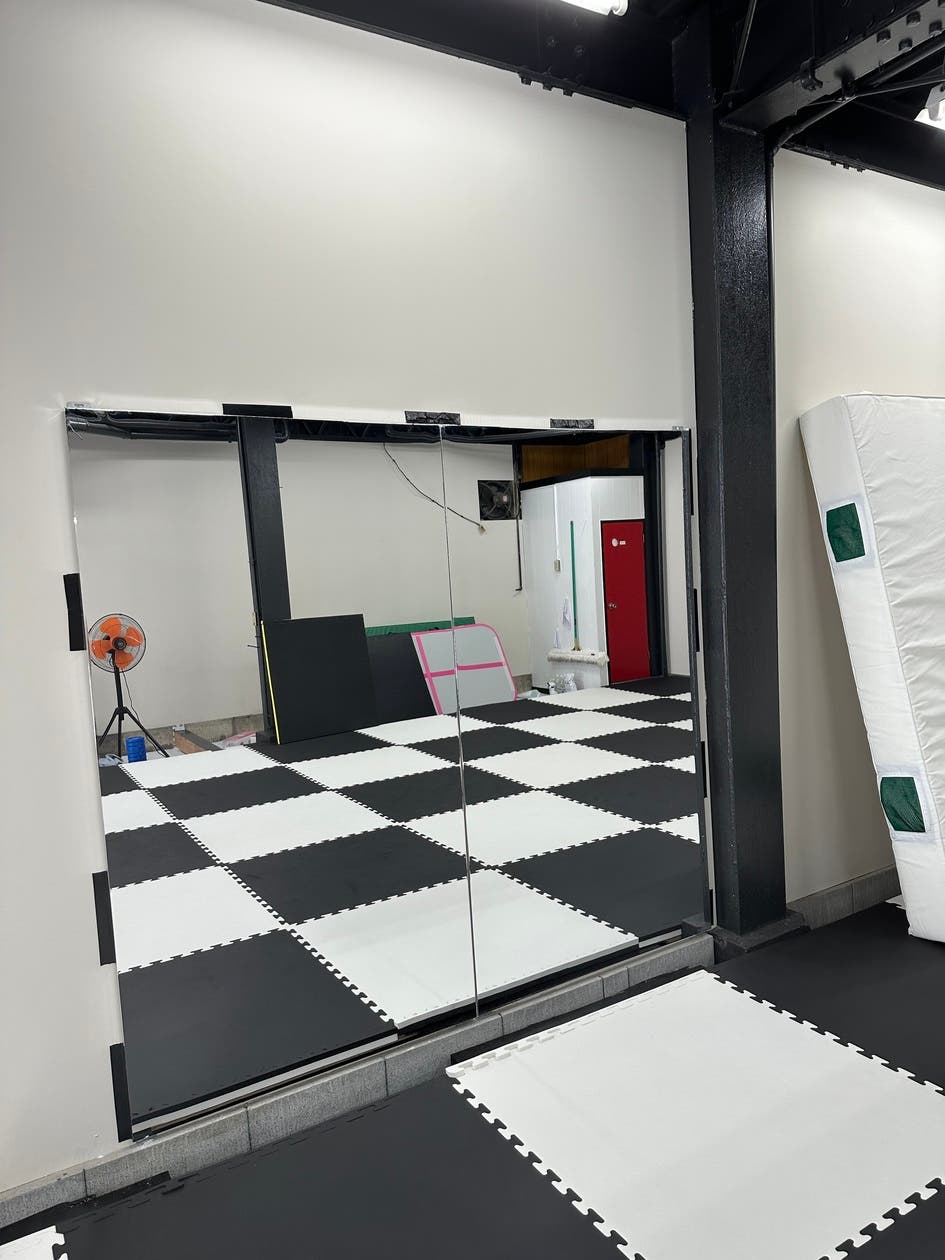 綾瀬駅徒歩10分。床が跳ねるマットのアクロバットジムの写真3