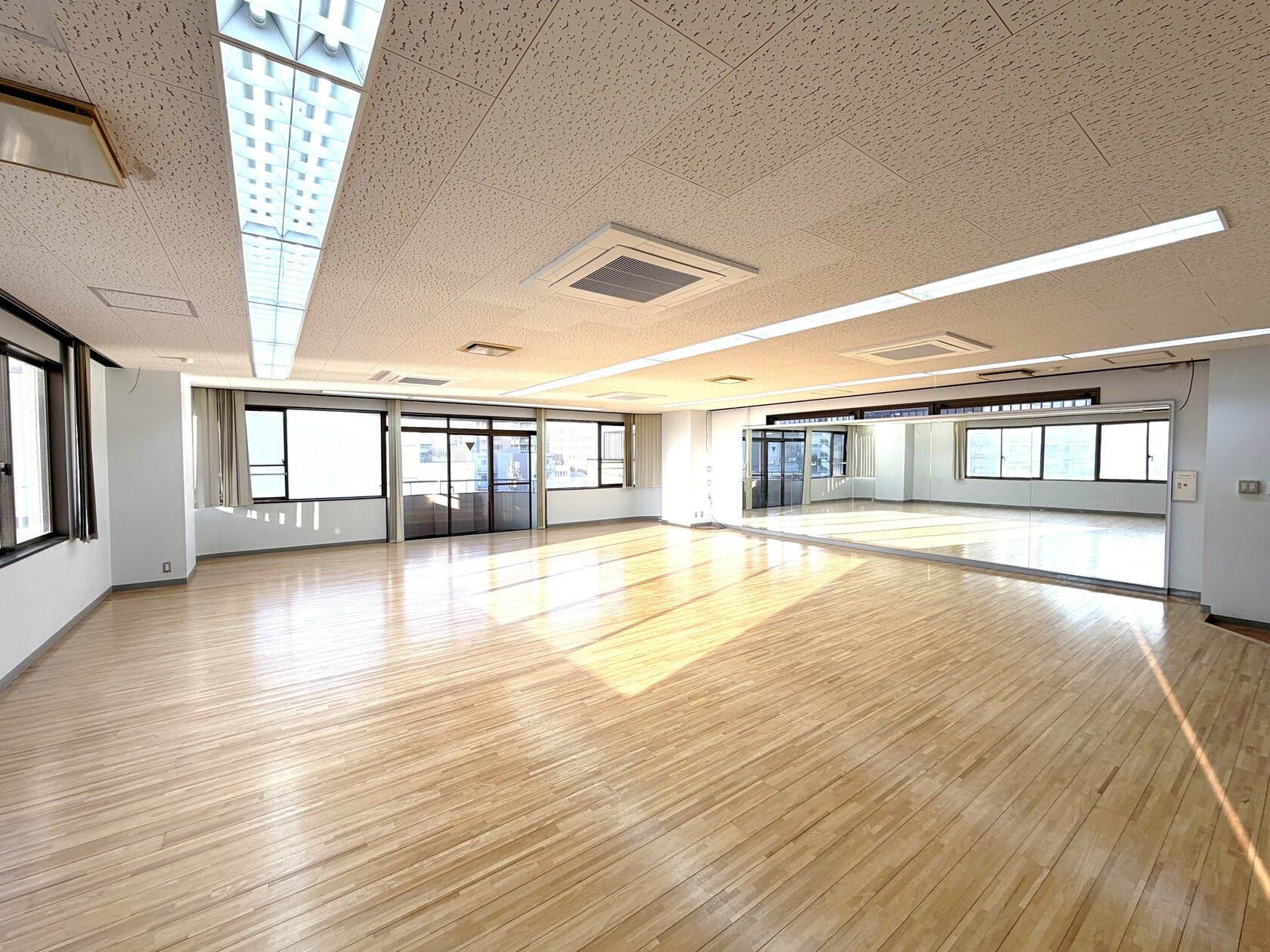 🆕オープン限定特価🉐平塚駅2分地域最大級の広さ116㎡✨大人数レッスン・フォーメーション確認に最適な本格ダンススタジオ💃の写真1