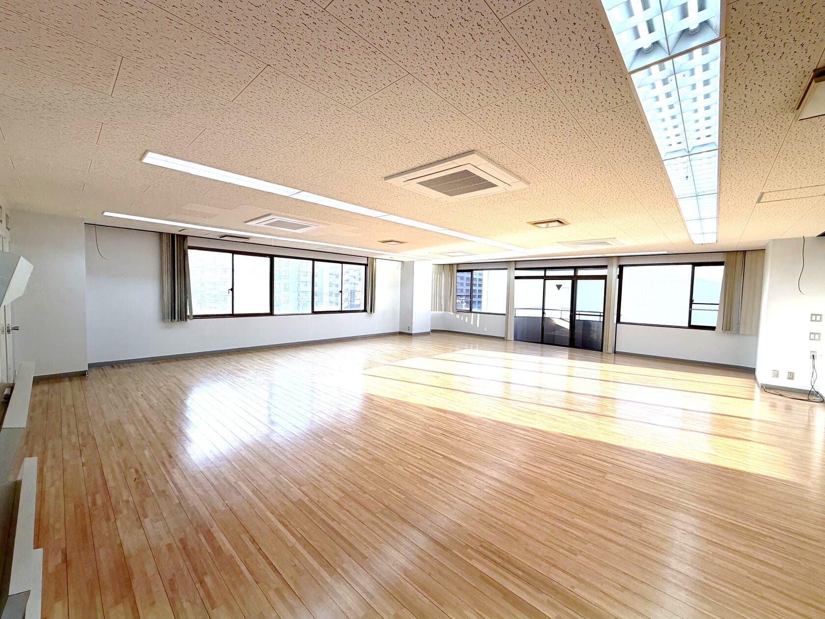 🆕オープン限定特価🉐平塚駅2分地域最大級の広さ116㎡✨大人数レッスン・フォーメーション確認に最適な本格ダンススタジオ💃の写真2