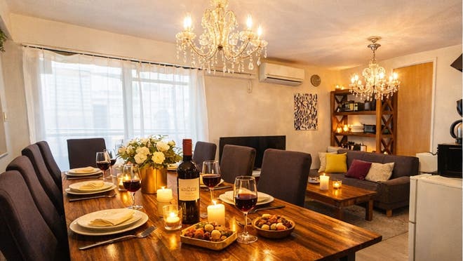 🍷南森町|豪華シャンデリア×一枚板テーブル|最大20名パーティースペース|女子会・撮影・セミナー・交流会の写真2