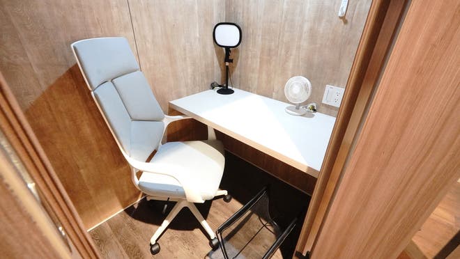 <ビズボセンター北駅前No.1>【換気ファン付完全個室】駅目の前👀徒歩1分🚃Wi-Fi📶電源🔌テレワーク/ZOOMの写真1