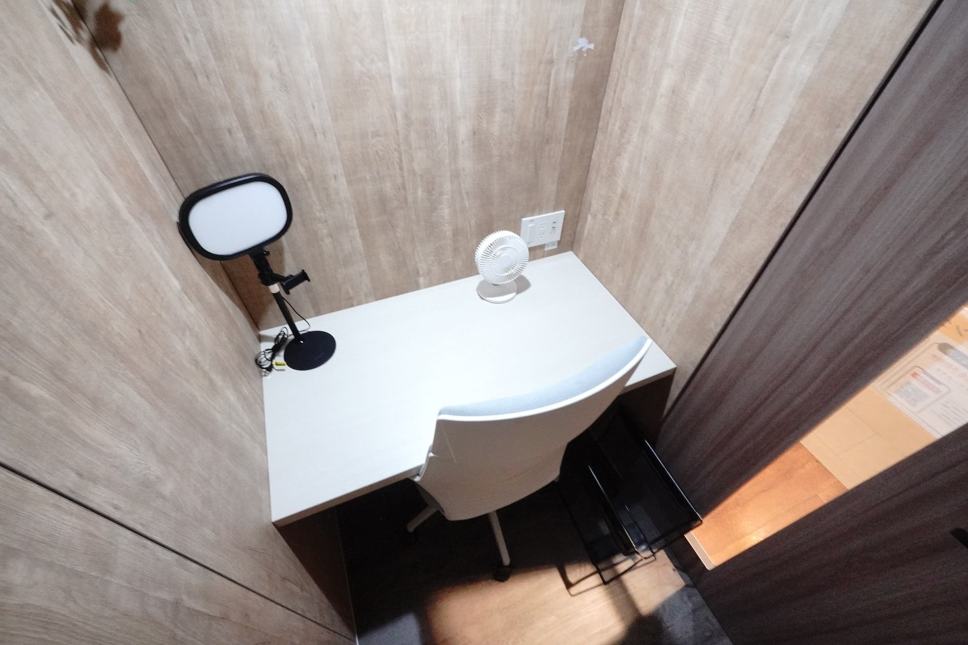 ＜ビズボセンター北駅前No.1＞【換気ファン付完全個室】駅目の前👀徒歩1分🚃Wi-Fi📶電源🔌テレワーク/ZOOMの写真2