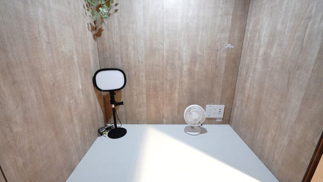 <ビズボセンター北駅前No.1>【換気ファン付完全個室】駅目の前👀徒歩1分🚃Wi-Fi📶電源🔌テレワーク/ZOOMの写真3