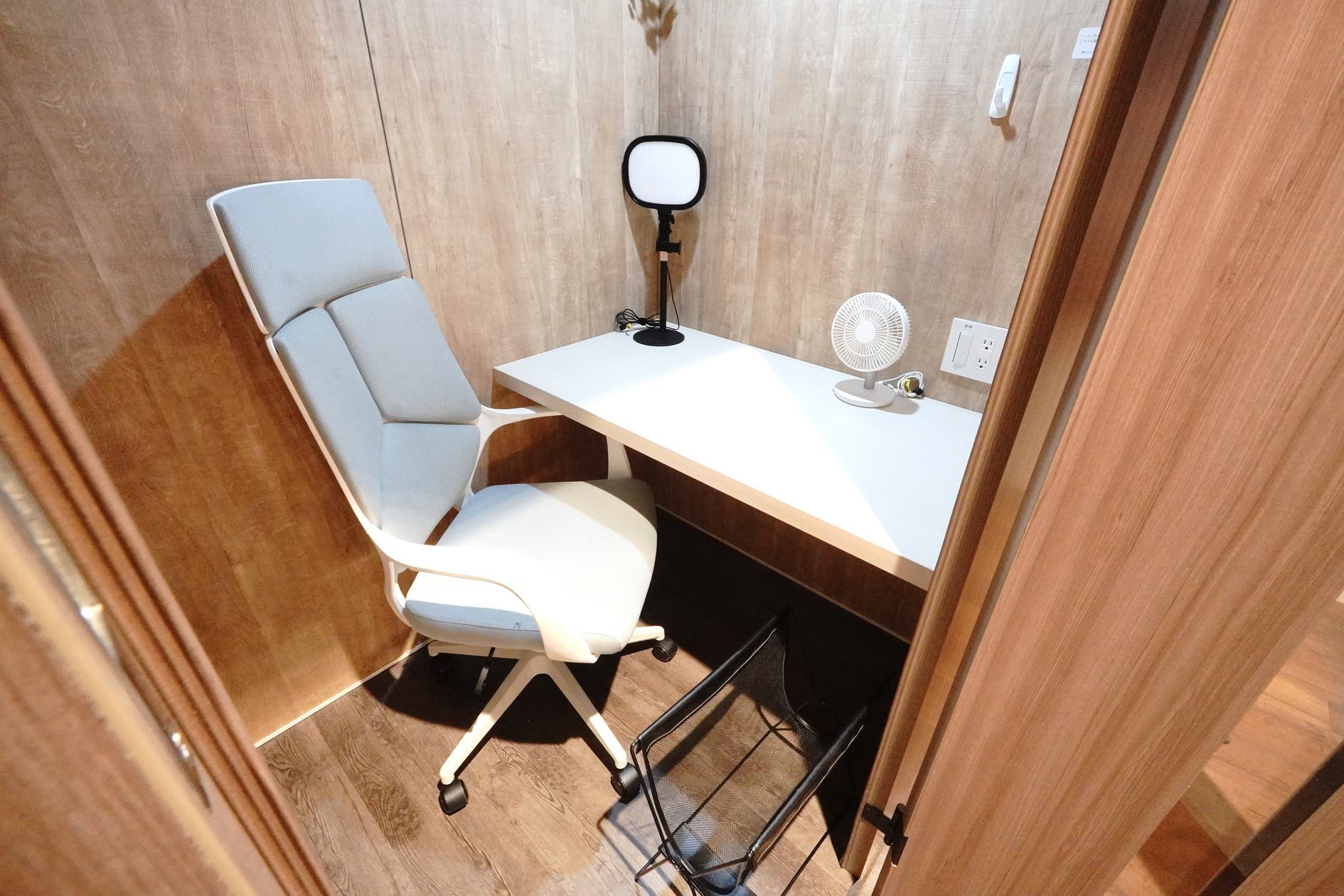 ＜ビズボセンター北駅前No.2＞【換気ファン付完全個室】駅目の前👀徒歩1分🚃Wi-Fi📶電源🔌テレワーク/ZOOMの写真1