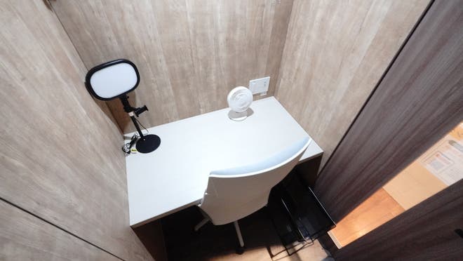 <ビズボセンター北駅前No.2>【換気ファン付完全個室】駅目の前👀徒歩1分🚃Wi-Fi📶電源🔌テレワーク/ZOOMの写真2