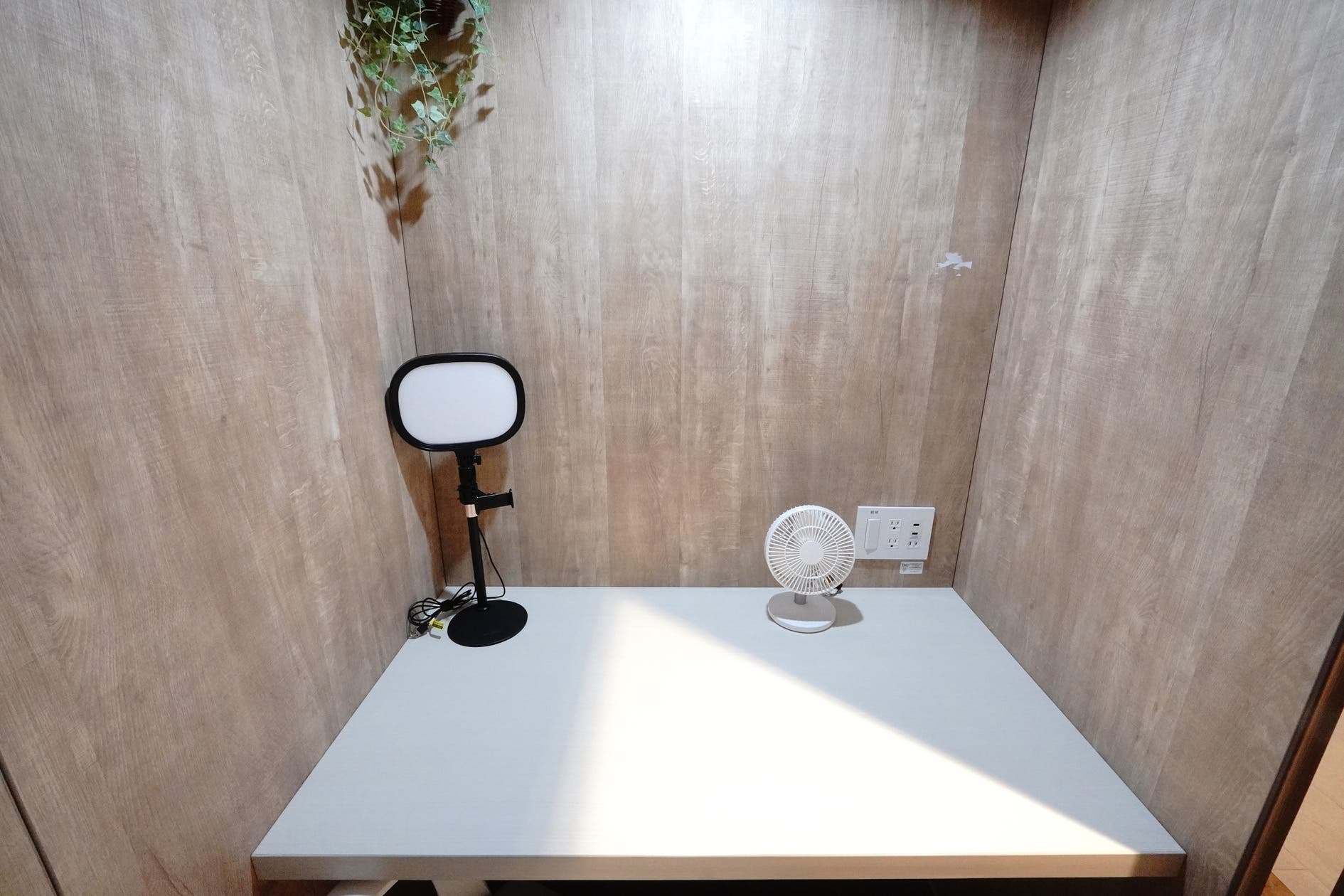 ＜ビズボセンター北駅前No.2＞【換気ファン付完全個室】駅目の前👀徒歩1分🚃Wi-Fi📶電源🔌テレワーク/ZOOMの写真3