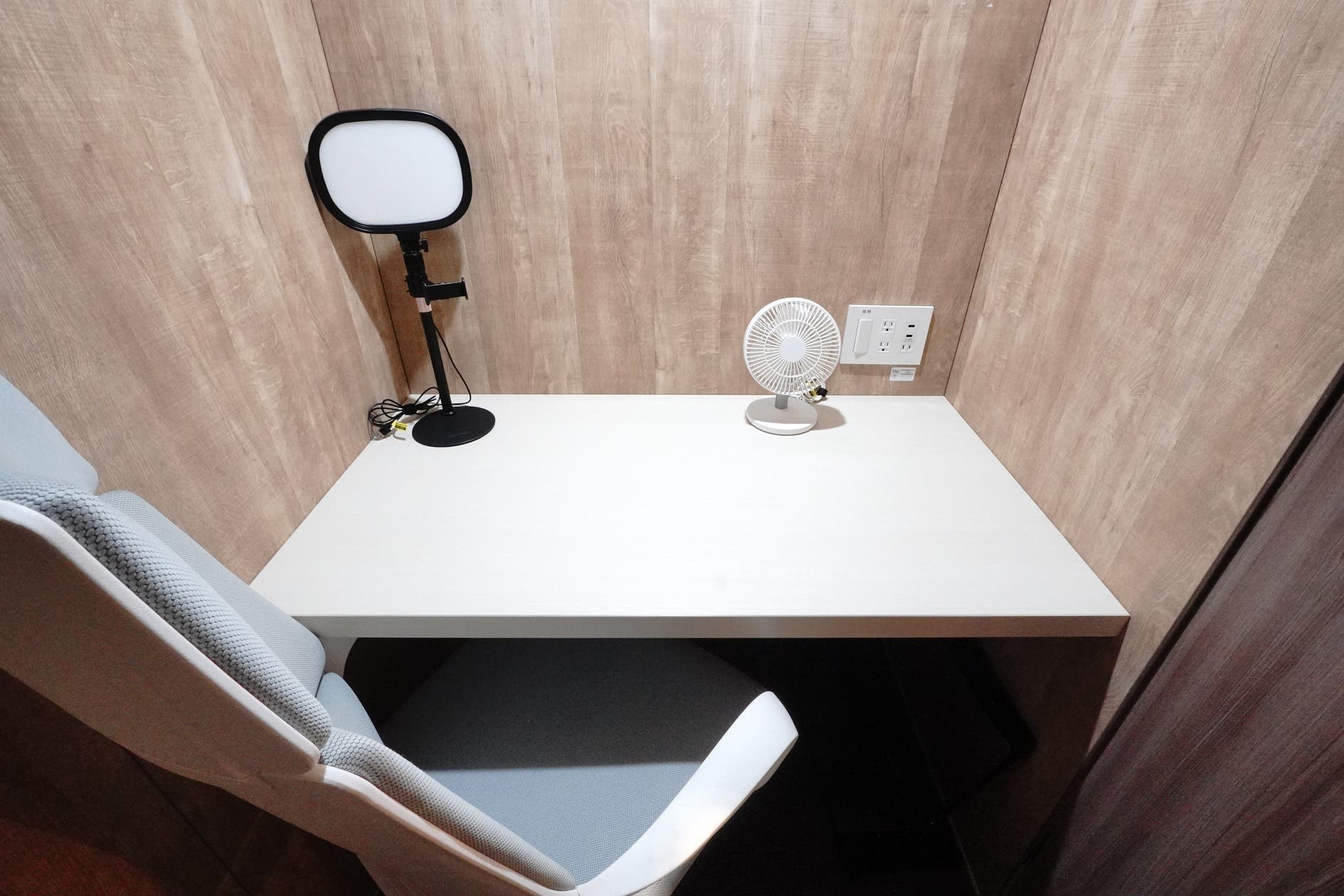 ＜ビズボセンター北駅前No.2＞【換気ファン付完全個室】駅目の前👀徒歩1分🚃Wi-Fi📶電源🔌テレワーク/ZOOMの写真4