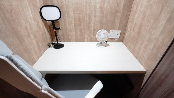 <ビズボセンター北駅前No.2>【換気ファン付完全個室】駅目の前👀徒歩1分🚃Wi-Fi📶電源🔌テレワーク/ZOOMの写真4