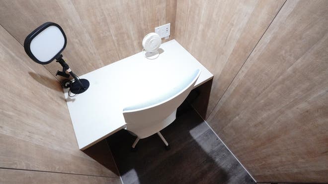 <ビズボセンター北駅前No.3>【換気ファン付完全個室】駅目の前👀徒歩1分🚃Wi-Fi📶電源🔌テレワーク/ZOOMの写真2