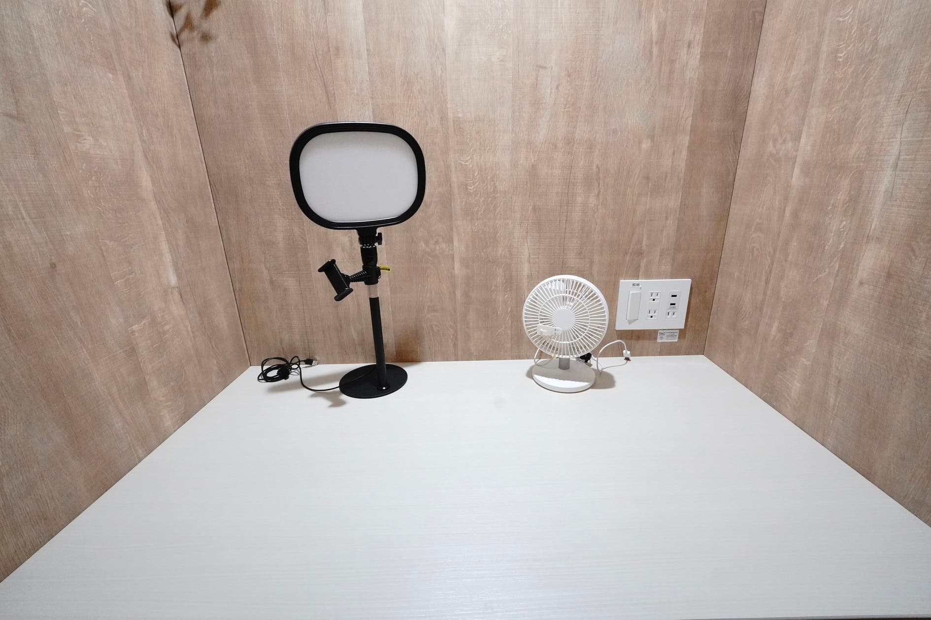 ＜ビズボセンター北駅前No.3＞【換気ファン付完全個室】駅目の前👀徒歩1分🚃Wi-Fi📶電源🔌テレワーク/ZOOMの写真3