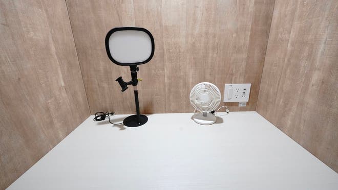 <ビズボセンター北駅前No.3>【換気ファン付完全個室】駅目の前👀徒歩1分🚃Wi-Fi📶電源🔌テレワーク/ZOOMの写真3