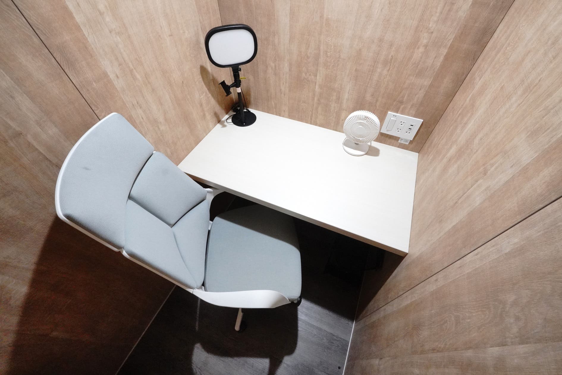 ＜ビズボセンター北駅前No.3＞【換気ファン付完全個室】駅目の前👀徒歩1分🚃Wi-Fi📶電源🔌テレワーク/ZOOMの写真4