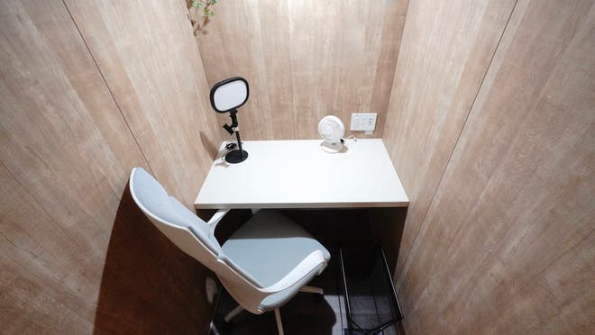 <ビズボセンター北駅前No.4>【換気ファン付完全個室】駅目の前👀徒歩1分🚃Wi-Fi📶電源🔌テレワーク/ZOOMの写真1