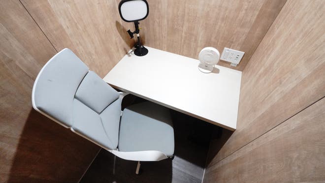 <ビズボセンター北駅前No.4>【換気ファン付完全個室】駅目の前👀徒歩1分🚃Wi-Fi📶電源🔌テレワーク/ZOOMの写真4