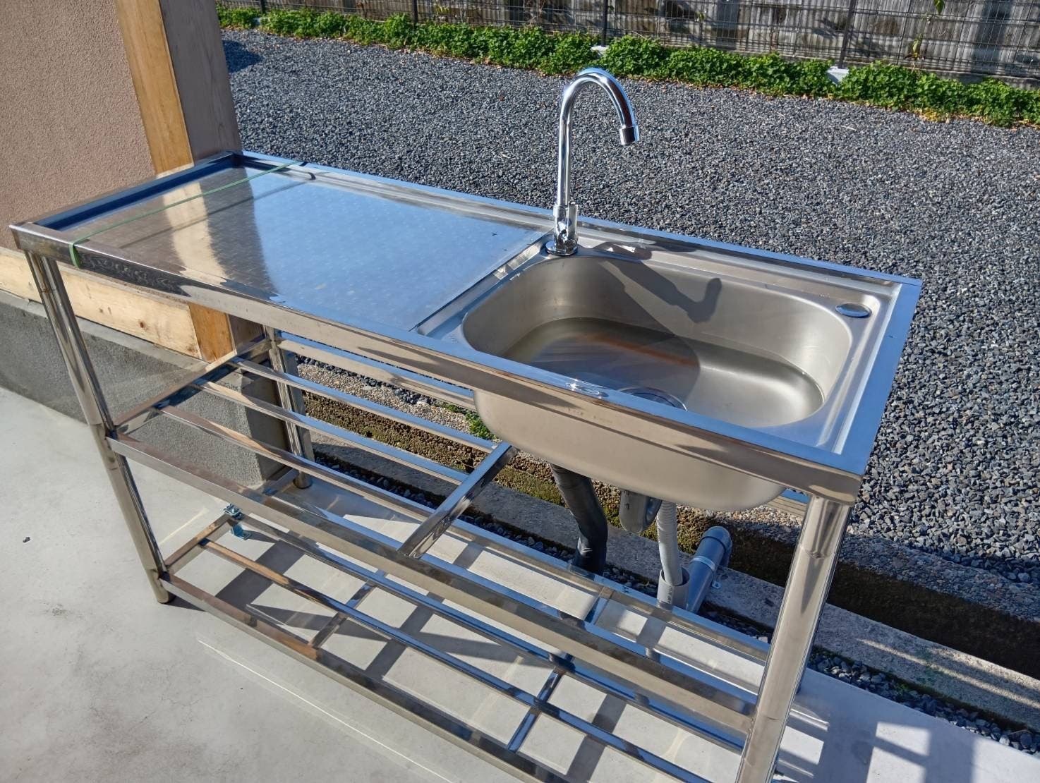 縁側と芝生でゆっくり過ごせる小洒落たバンガローの写真25