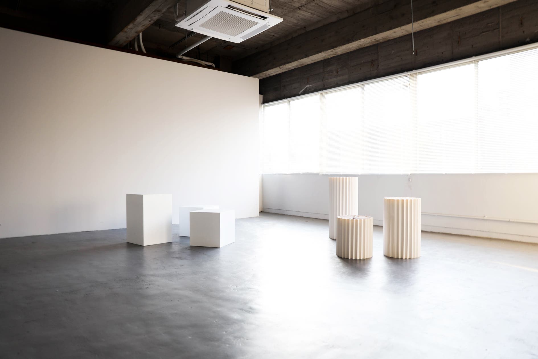 名古屋｜30坪大型撮影スタジオ｜自然光・白壁｜YouTube・MV・商品撮影の写真1