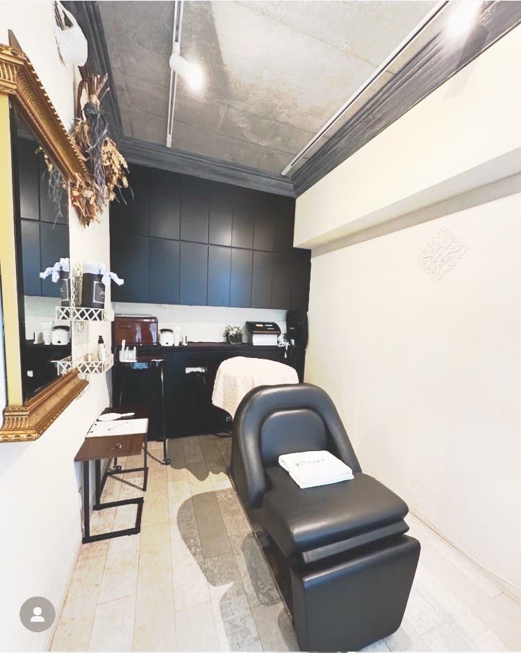 【面貸し・フリーランス】浦和駅徒歩5分のミラーレンタル/白を基調としたおしゃれな内装/落ち着いた美容室の写真2