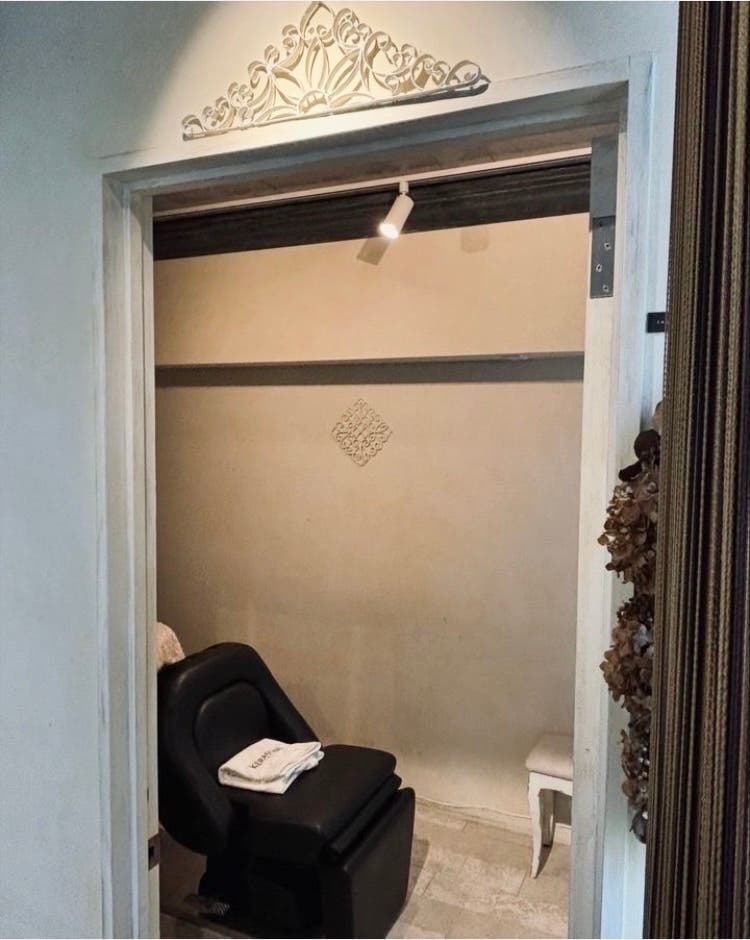 【面貸し・フリーランス】浦和駅徒歩5分のミラーレンタル/白を基調としたおしゃれな内装/落ち着いた美容室の写真3